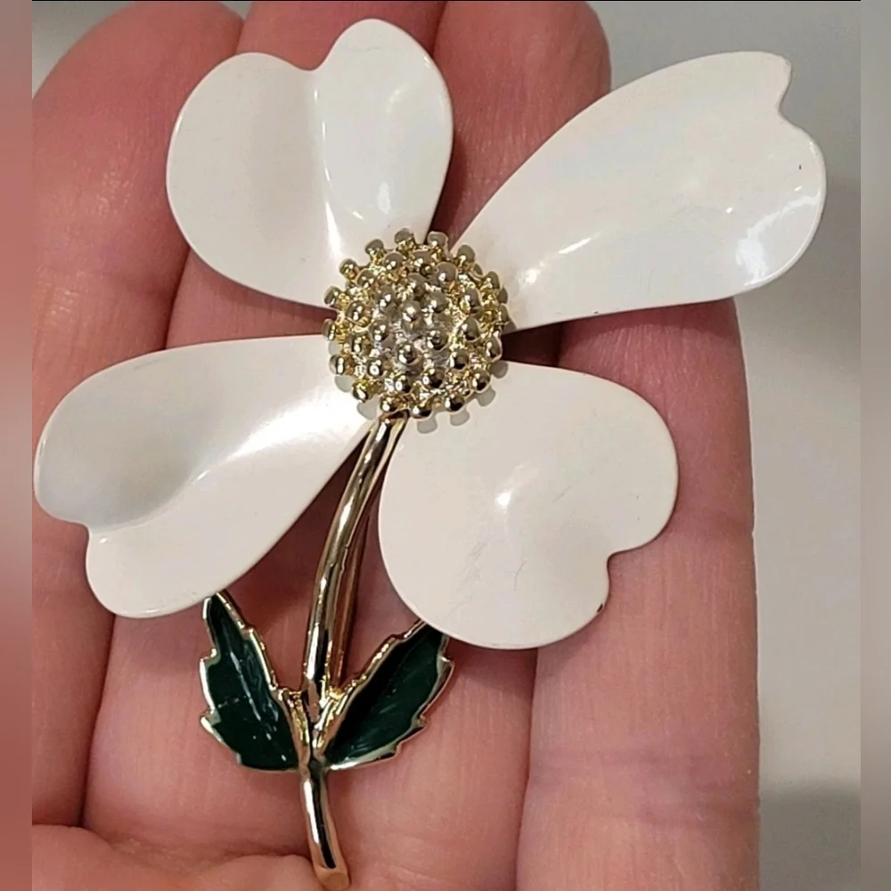 Sarah Coventry | Accessories | Sarah Coventry White Enamel Flower Pin ...